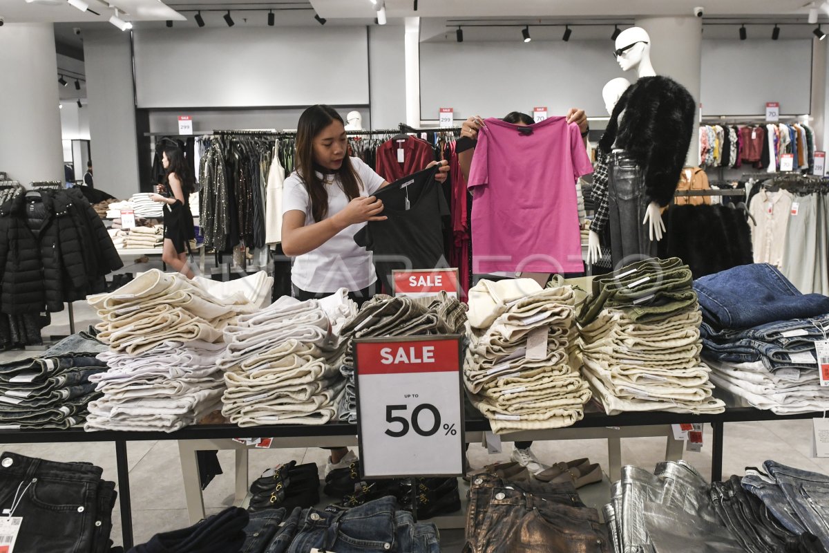 Diskon akhir tahun pusat perbelanjaan | ANTARA Foto