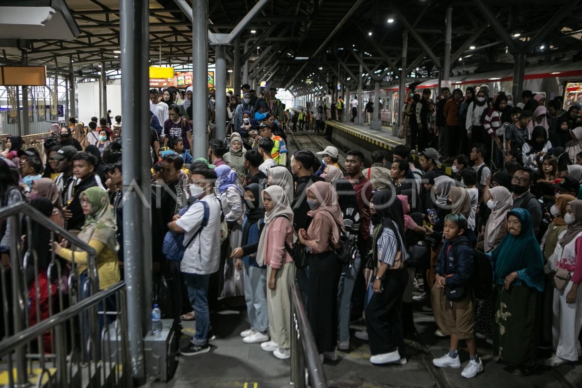 Kenaikan penumpang KA libur Natal 2023 | ANTARA Foto Kenaikan penumpang KA libur Natal 2023 | ANTARA Foto