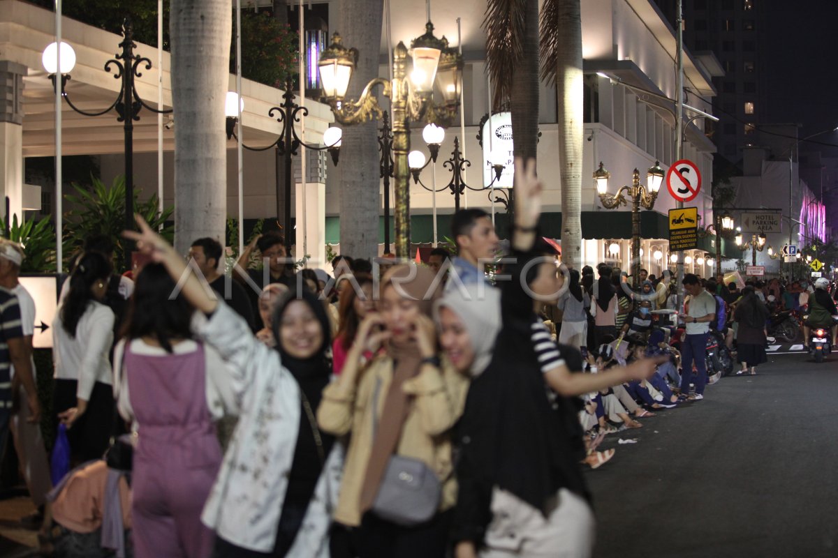 Kepadatan Tunjungan pada malam Tahun Baru 2024 | ANTARA Foto