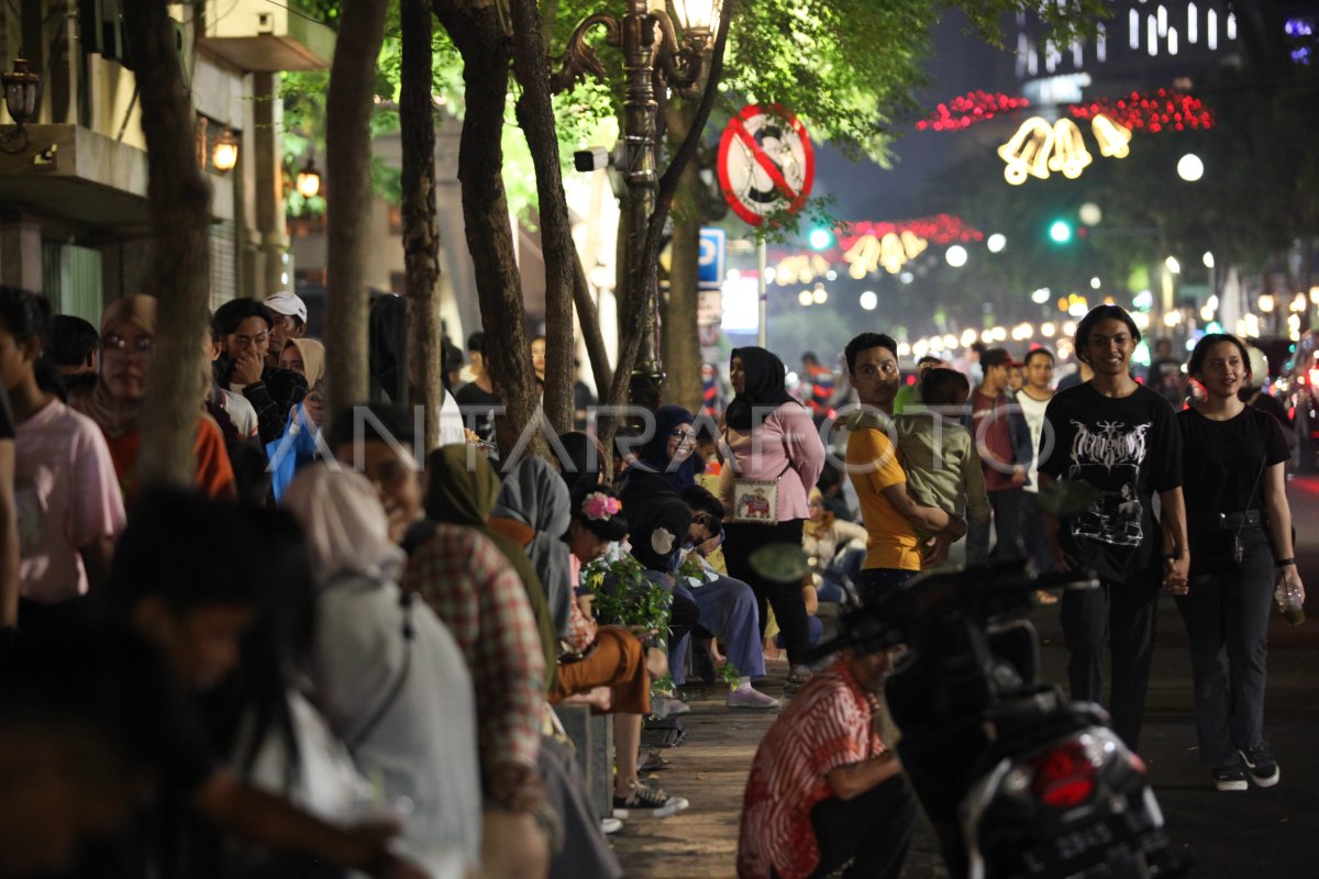 Kepadatan Tunjungan pada malam Tahun Baru 2024 | ANTARA Foto