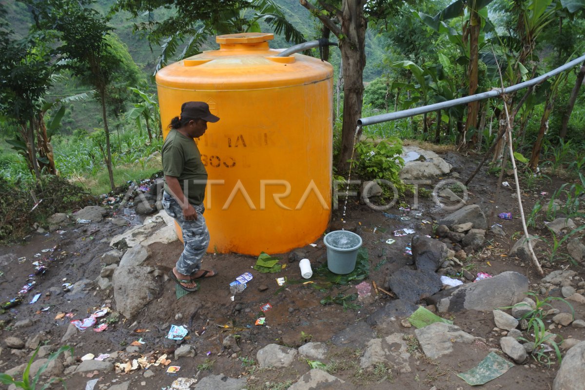Warga kesulitan air bersih saat musim hujan | ANTARA Foto