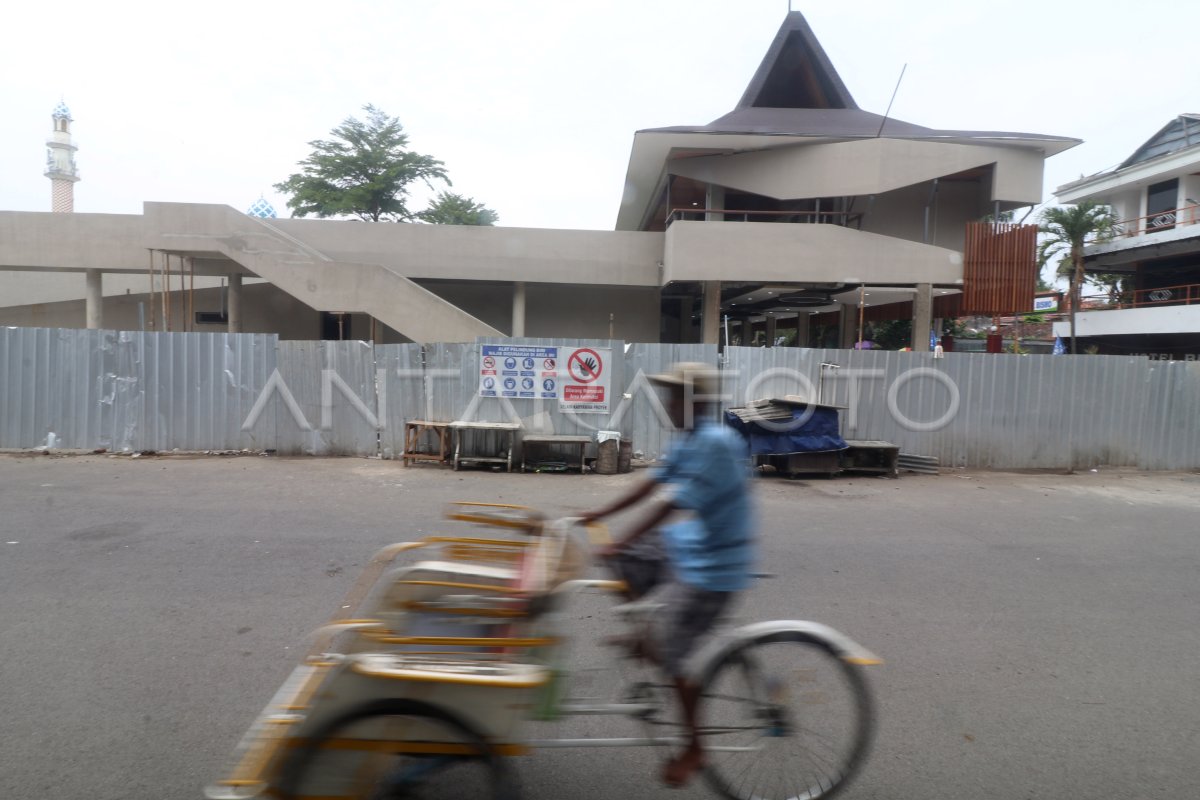 Proyek Alun-alun Kota Kediri mangkrak | ANTARA Foto Proyek Alun-alun Kota Kediri mangkrak | ANTARA Foto
