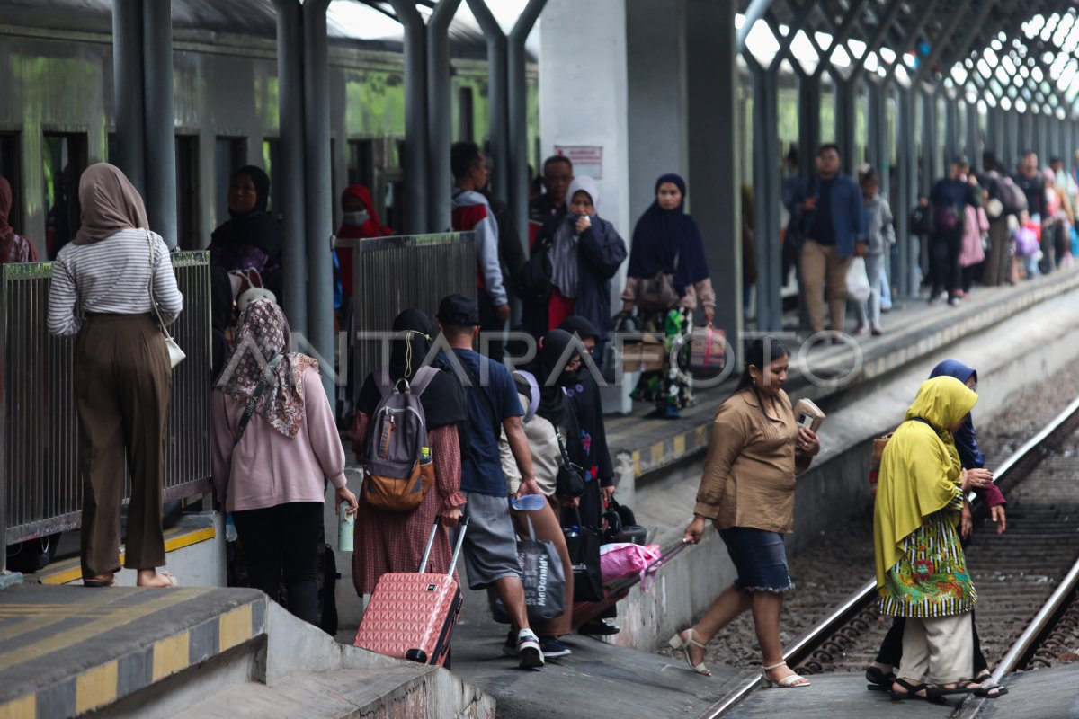 Arus penumpang di PT KAI Daop 8 Surabaya | ANTARA Foto Arus penumpang di PT KAI Daop 8 Surabaya | ANTARA Foto