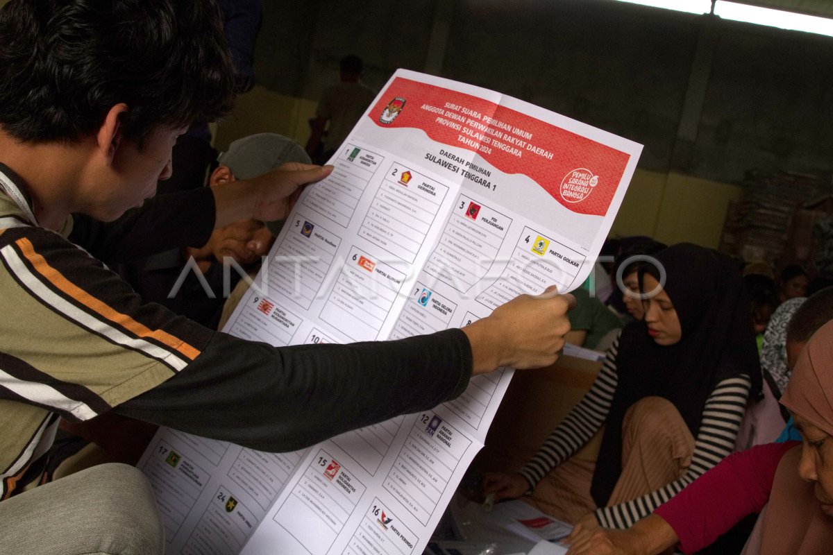 Pelipatan surat suara di KPU Kendari | ANTARA Foto Pelipatan surat suara di KPU Kendari | ANTARA Foto