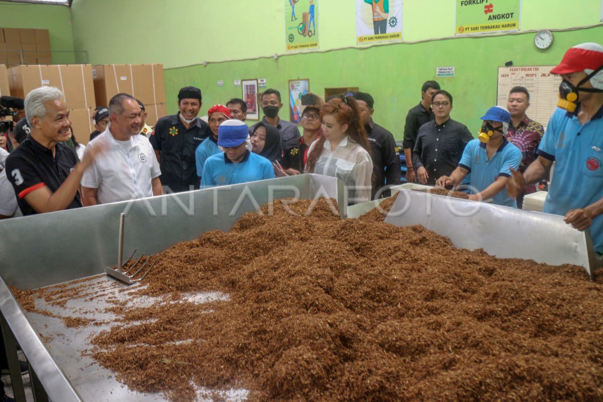 Ganjar Pranowo temui buruh linting tembakau di Kendal | ANTARA Foto