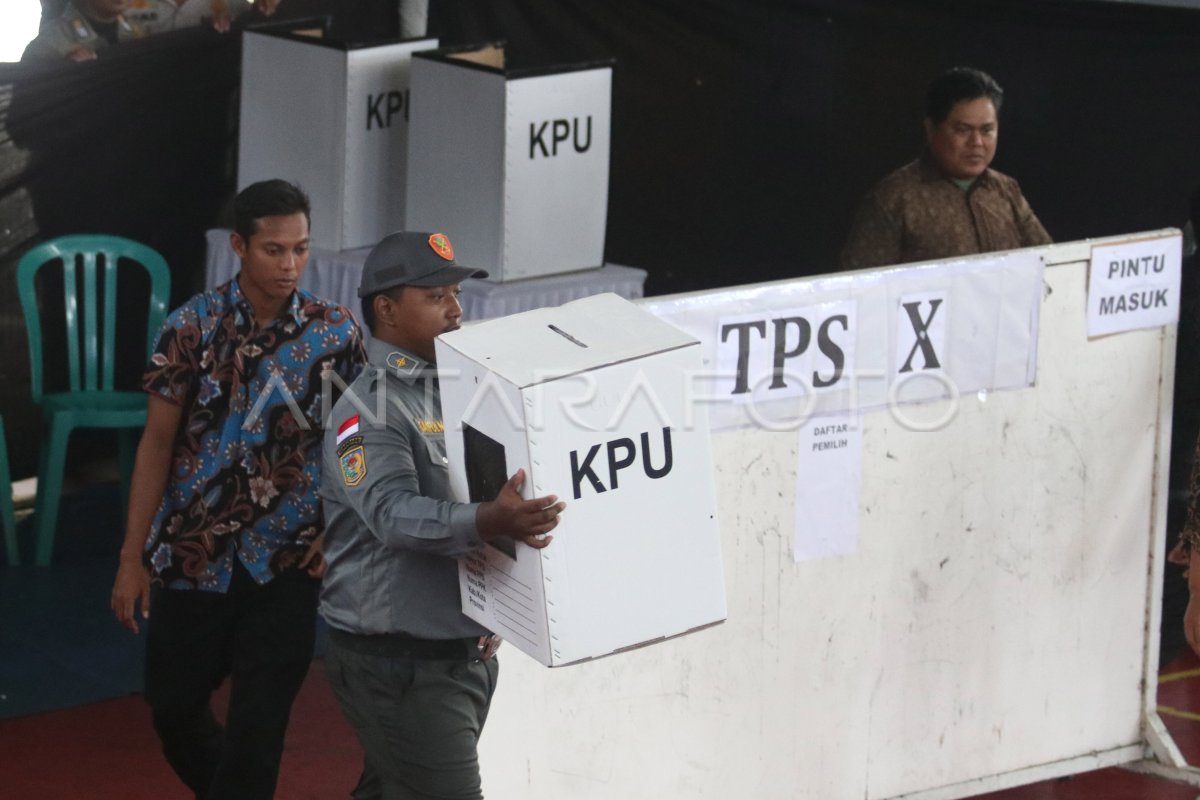 Simulasi pengamanan TPS oleh Satlinmas | ANTARA Foto