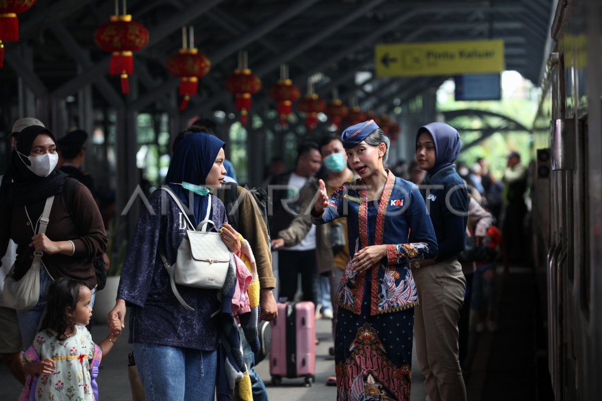 Arus penumpang KA saat libur panjang di Surabaya | ANTARA Foto Arus penumpang KA saat libur panjang di Surabaya | ANTARA Foto
