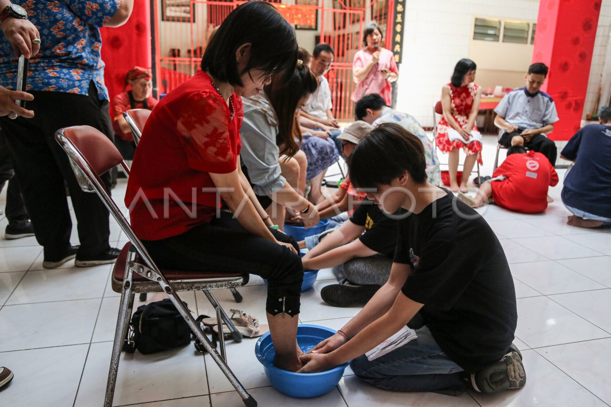 Tradisi basuh kaki orang tua menjelang Imlek | ANTARA Foto Tradisi basuh kaki orang tua menjelang Imlek | ANTARA Foto