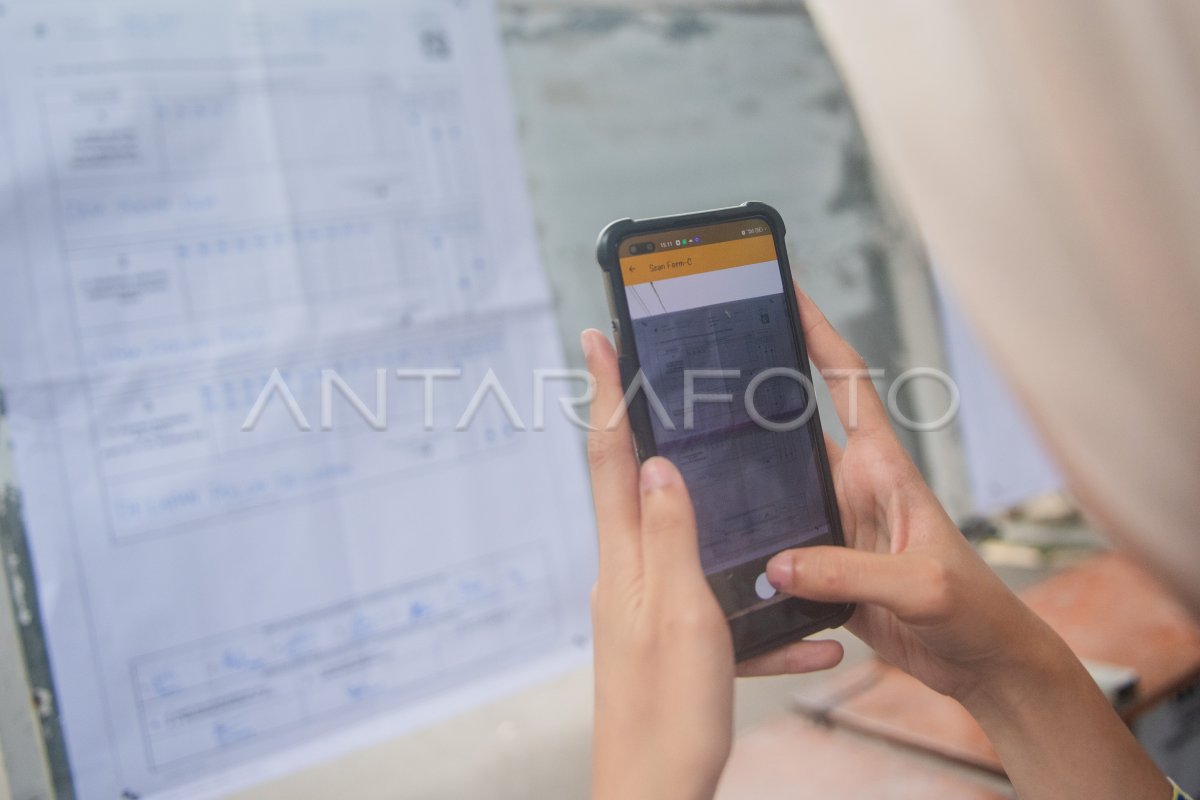 Penggunaan aplikasi sirekap dalam Pemilu 2024 | ANTARA Foto Penggunaan aplikasi sirekap dalam Pemilu 2024 | ANTARA Foto