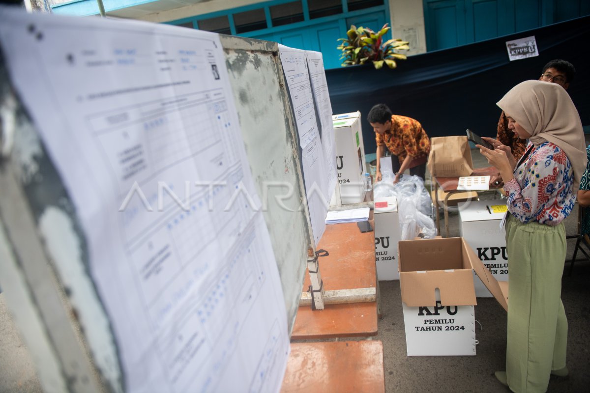 Penggunaan aplikasi sirekap dalam Pemilu 2024 | ANTARA Foto