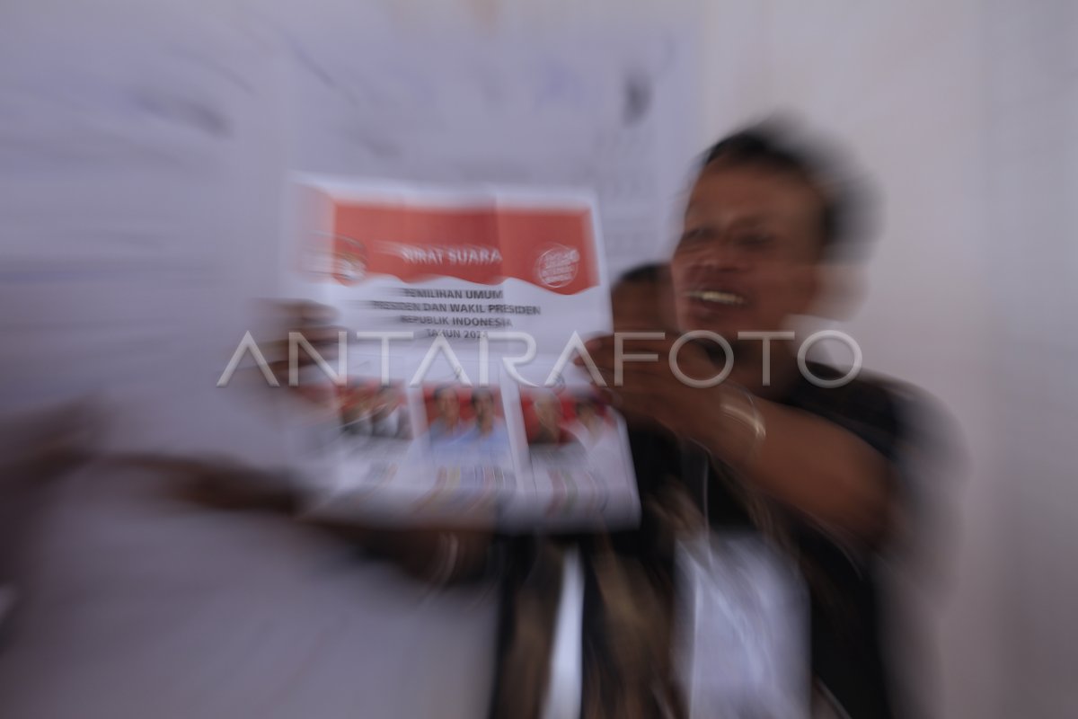 Perhitungan surat suara Pilpres di TPS Mahfud MD | ANTARA Foto Perhitungan surat suara Pilpres di TPS Mahfud MD | ANTARA Foto