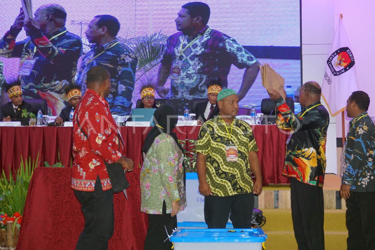 Rapat Pleno Terbuka Rekap Suara KPU Kota Sorong | ANTARA Foto Rapat Pleno Terbuka Rekap Suara KPU Kota Sorong | ANTARA Foto