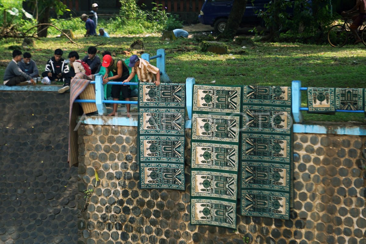 Tradisi cuci karpet Musala di Batang | ANTARA Foto Tradisi cuci karpet Musala di Batang | ANTARA Foto