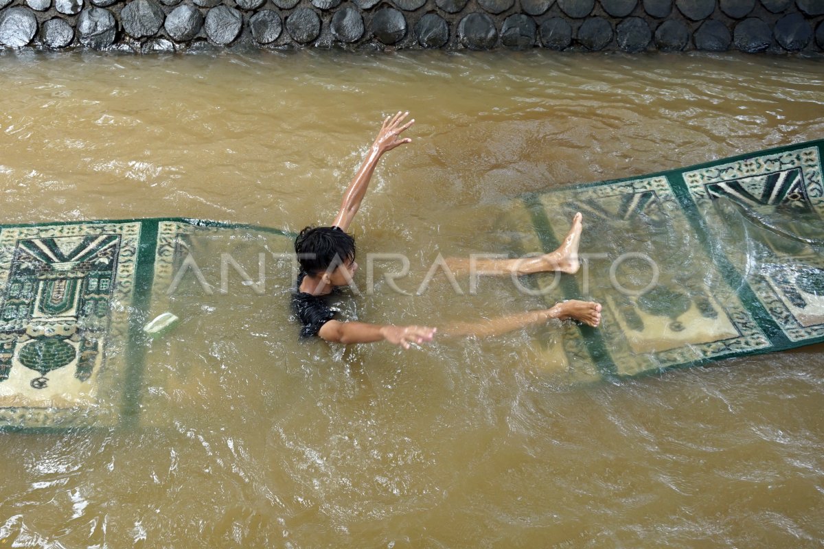 Tradisi cuci karpet Musala di Batang | ANTARA Foto Tradisi cuci karpet Musala di Batang | ANTARA Foto