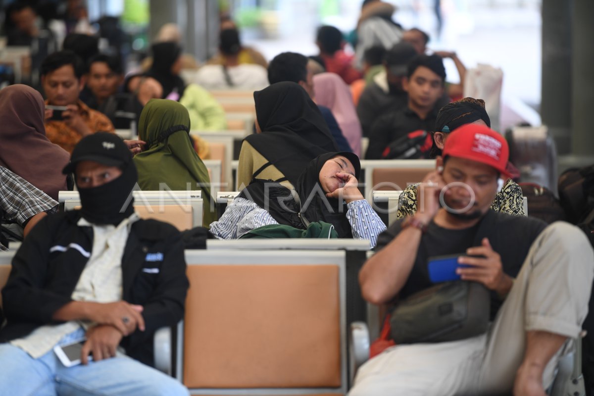 Mudik lebih awal di Stasiun Pasar Senen | ANTARA Foto