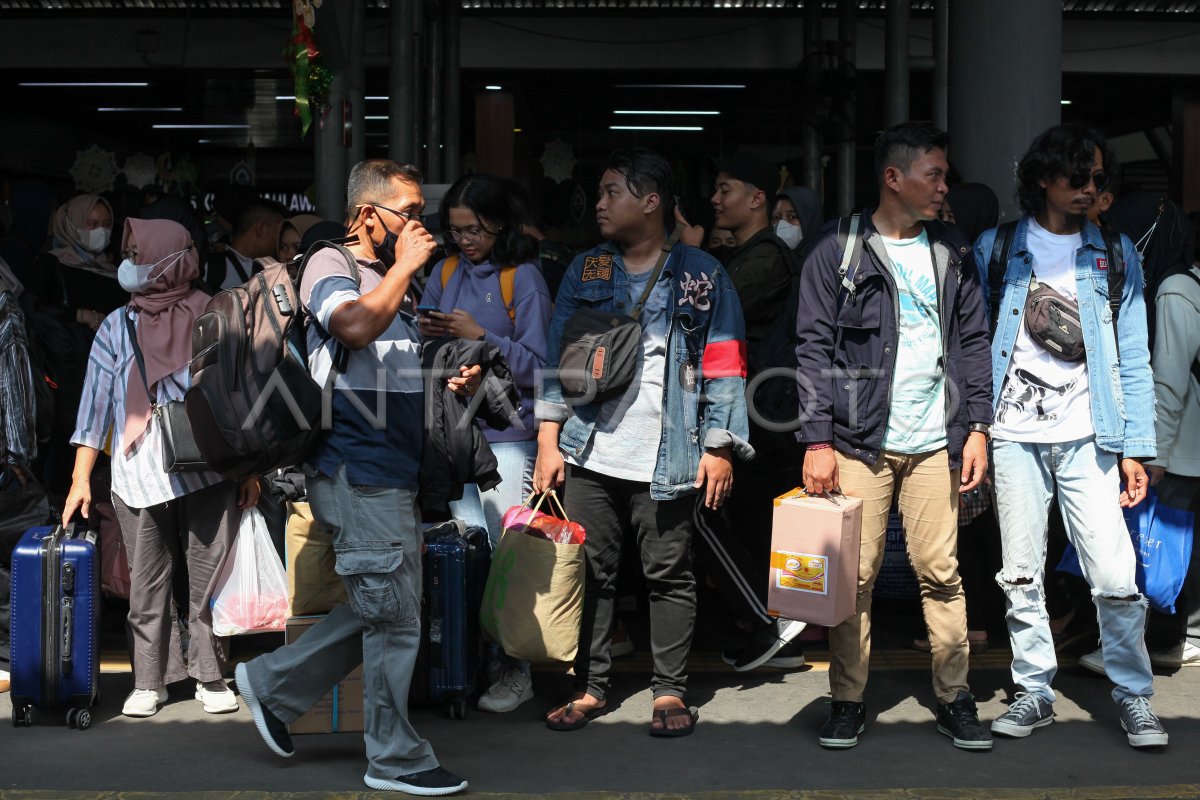 Arus penumpang kereta api di KAI Daop 8 Surabaya | ANTARA Foto Arus penumpang kereta api di KAI Daop 8 Surabaya | ANTARA Foto
