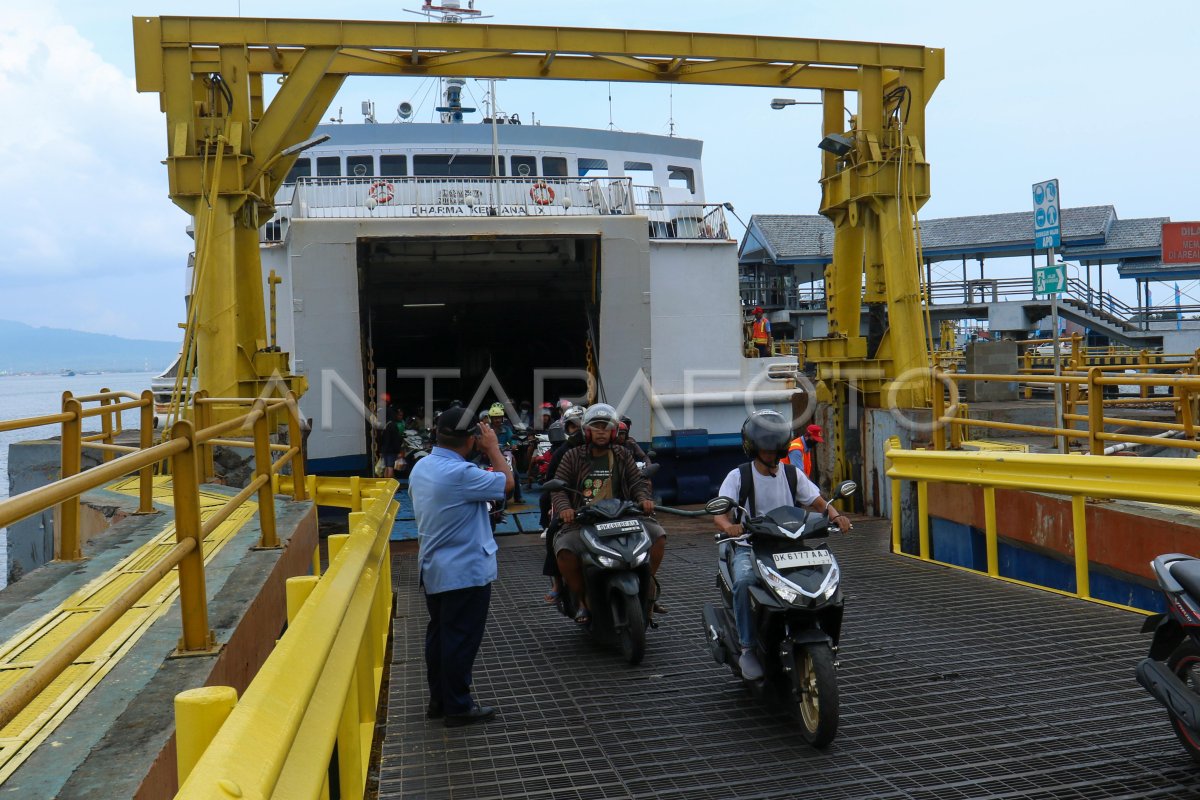 Arus mudik di Pelabuhan Ketapang ramai lancar | ANTARA Foto