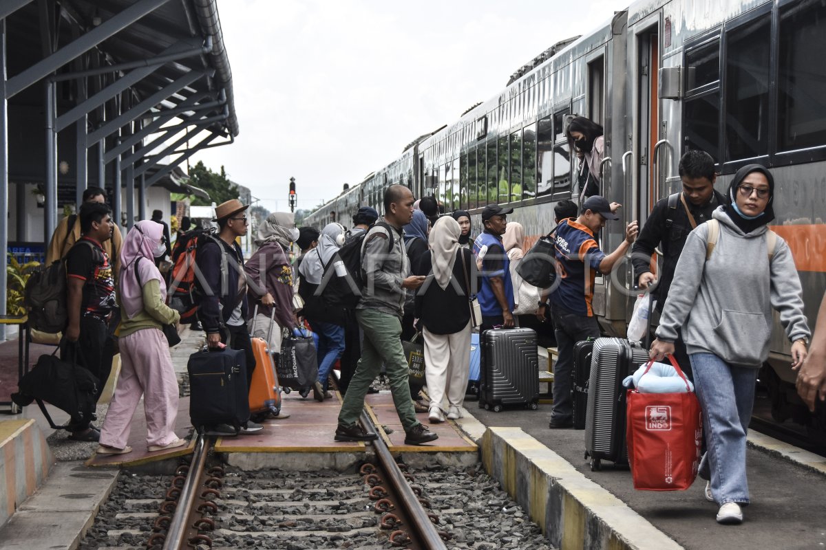 Arus balik penumpang KA di Stasiun Tasikmalaya | ANTARA Foto Arus balik penumpang KA di Stasiun Tasikmalaya | ANTARA Foto