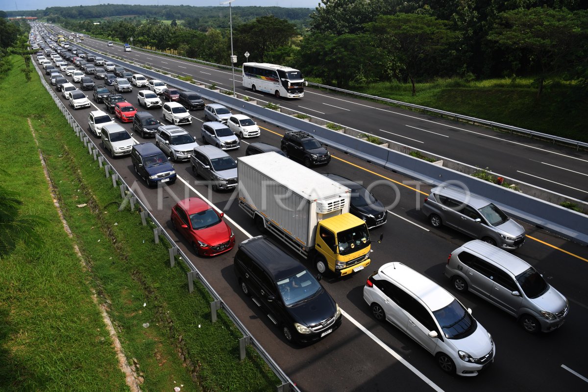Kemacetan arus balik di jalur one way | ANTARA Foto Kemacetan arus balik di jalur one way | ANTARA Foto