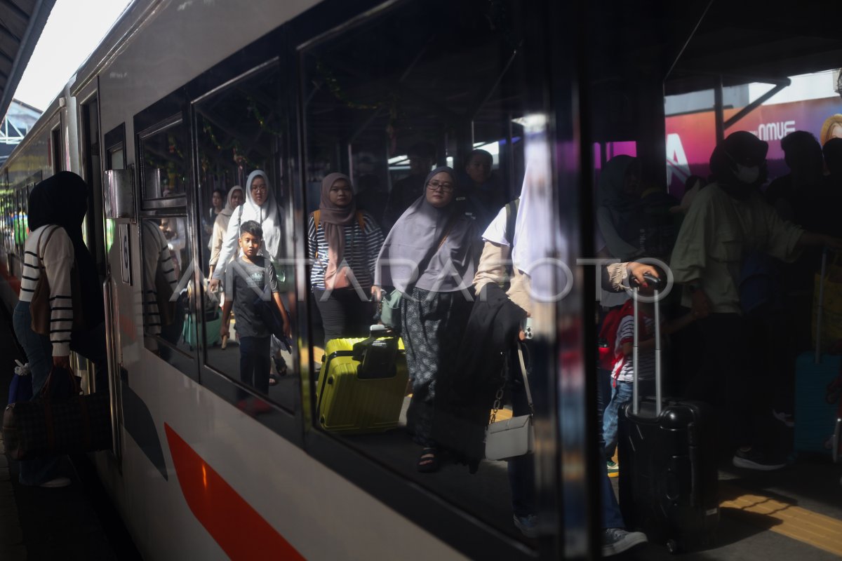 Penumpang kereta api di KAI Daop 8 Surabaya | ANTARA Foto