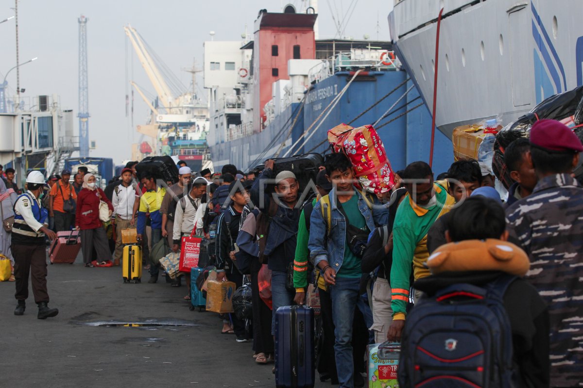 Arus balik Lebaran di Pelabuhan Tanjung Perak Surabaya | ANTARA Foto