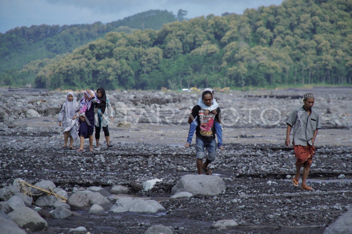 Jembatan terdampak banjir Semeru, 125 KK terisolasi | ANTARA Foto Jembatan terdampak banjir Semeru, 125 KK terisolasi | ANTARA Foto