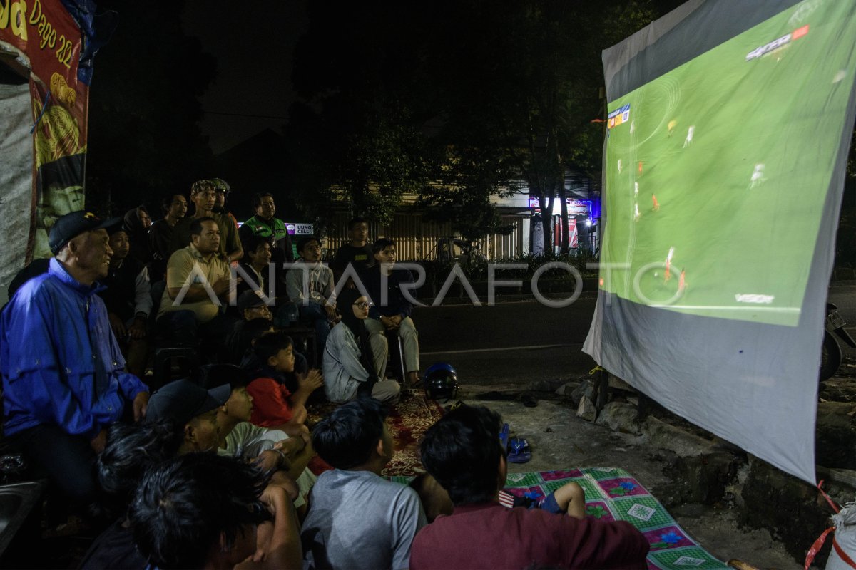 Warga nonton bareng Timnas Indonesia di Bandung | ANTARA Foto Warga nonton bareng Timnas Indonesia di Bandung | ANTARA Foto