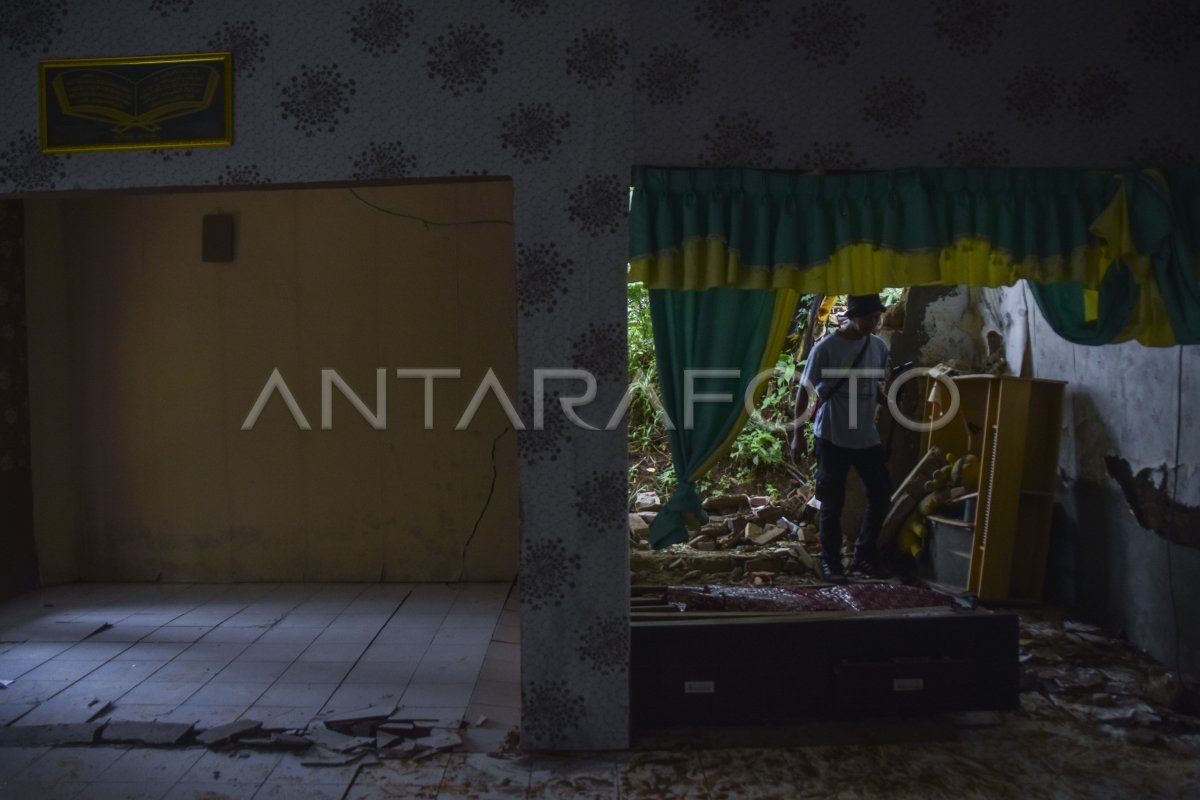 Bencana pergerakan tanah di Ciamis | ANTARA Foto Bencana pergerakan tanah di Ciamis | ANTARA Foto