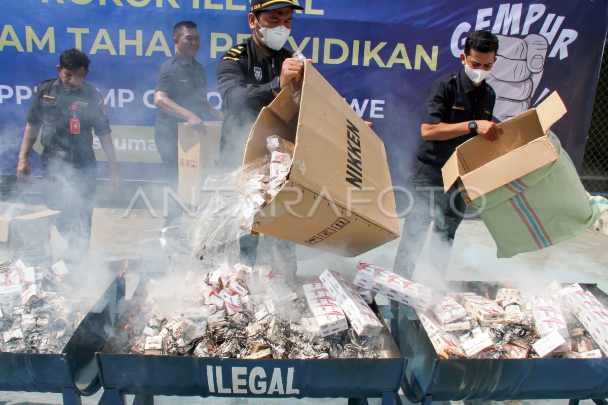 Pemusnahan Rokok Ilegal Tangkapan Bea Cukai | ANTARA Foto