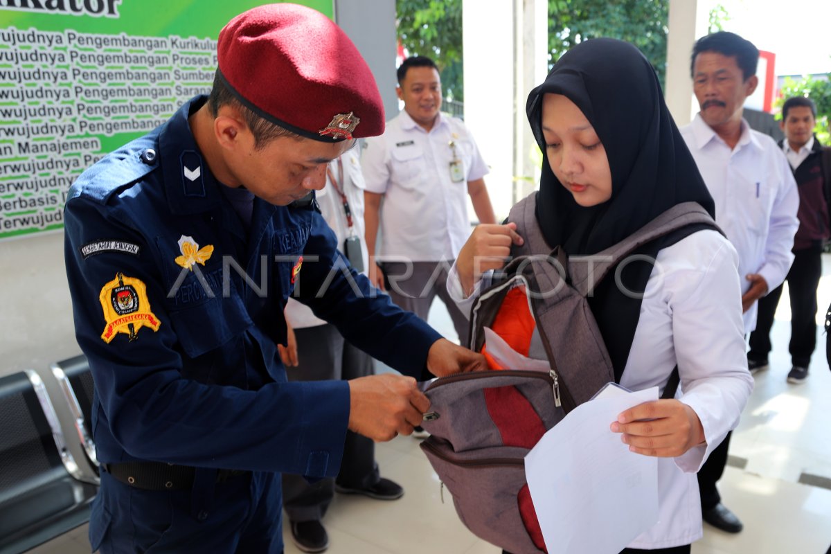 Seleksi tulis calon anggota PPK Pilkada 2024 | ANTARA Foto Seleksi tulis calon anggota PPK Pilkada 2024 | ANTARA Foto