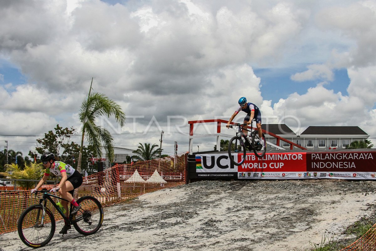 Sesi latihan pembalap sepeda UCI MTB | ANTARA Foto