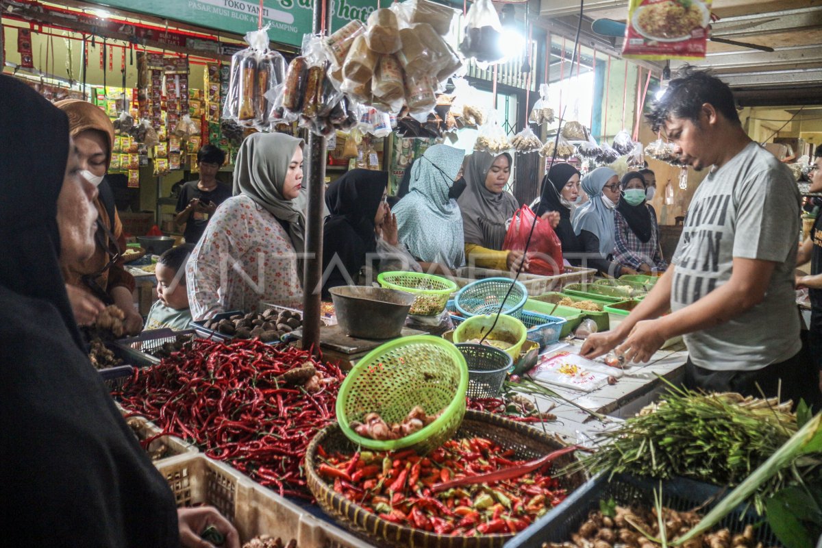 Kepadatan pasar tradisional jelang Idul Adha | ANTARA Foto