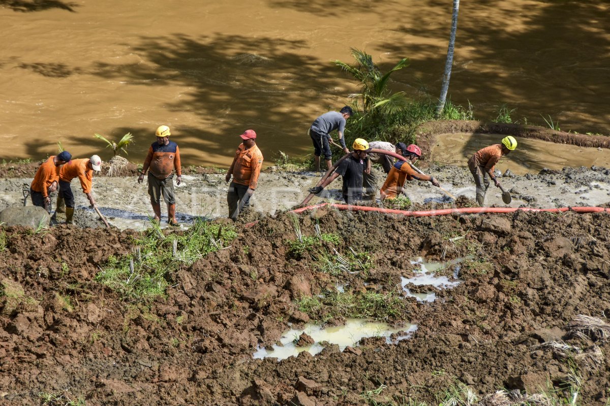 Bencana alam tanah longsor di Tasikmalaya | ANTARA Foto Bencana alam tanah longsor di Tasikmalaya | ANTARA Foto