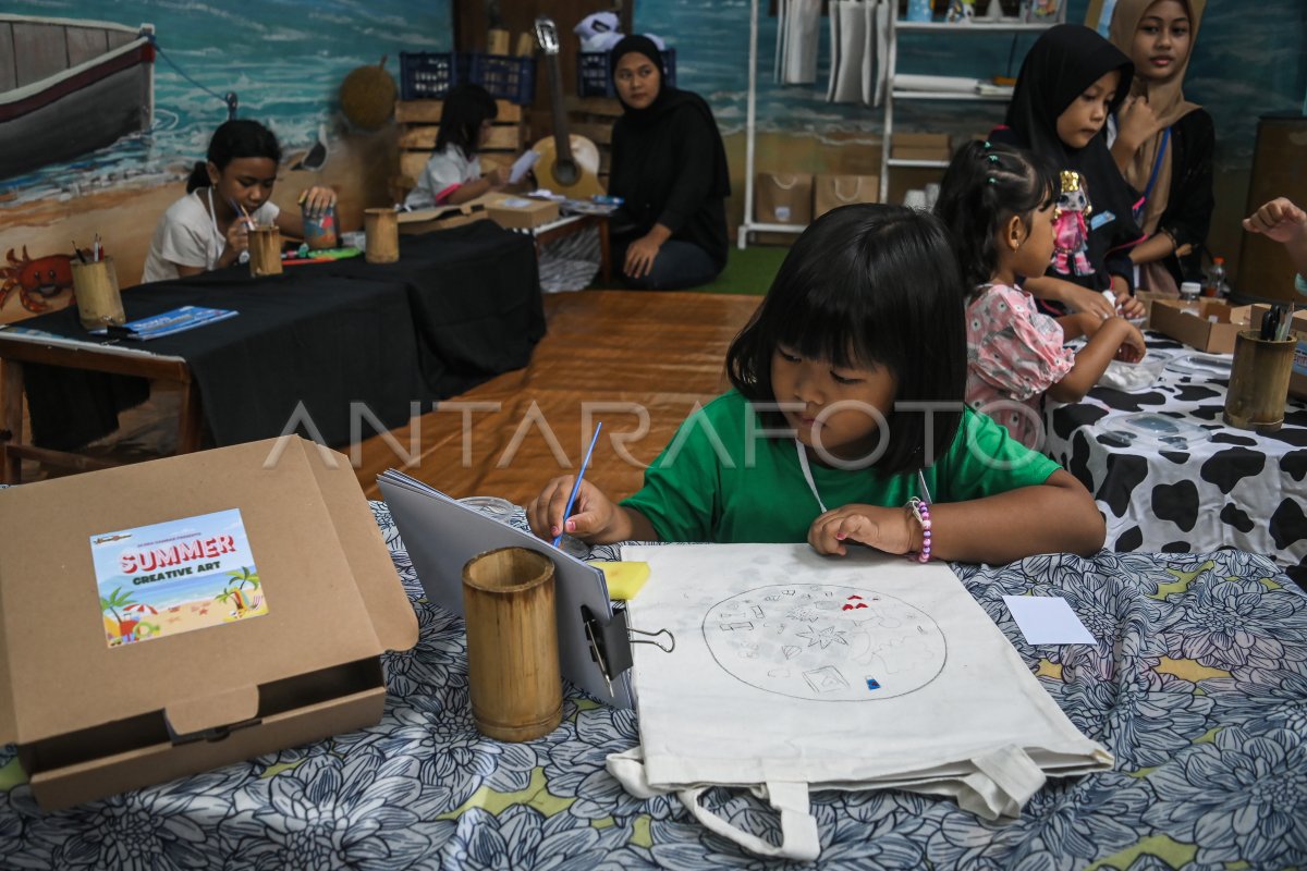 Mengisi libur sekolah dengan melukis di Tangerang Selatan | ANTARA Foto