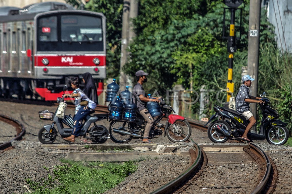 Jumlah kecelakaan di perlintasan sebidang kereta api | ANTARA Foto Jumlah kecelakaan di perlintasan sebidang kereta api | ANTARA Foto