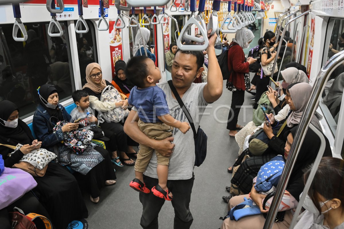 Jumlah penumpang MRT Jakarta lampaui target | ANTARA Foto Jumlah penumpang MRT Jakarta lampaui target | ANTARA Foto