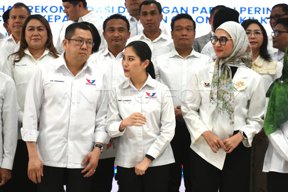 Partai Perindo serahkan 42 rekomendasi dukungan Cakada | ANTARA Foto Partai Perindo serahkan 42 rekomendasi dukungan Cakada | ANTARA Foto