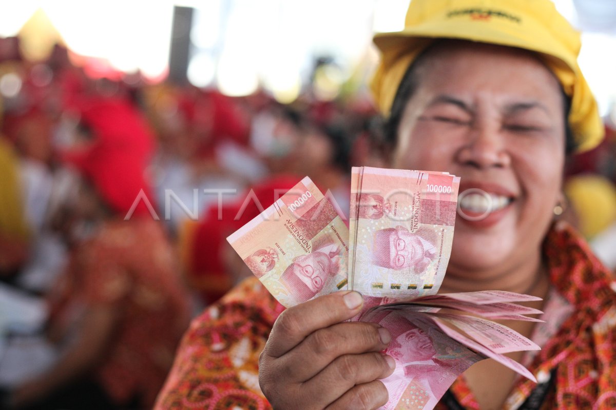 Penyaluran Bantuan Langsung Tunai DBHCT | ANTARA Foto Penyaluran Bantuan Langsung Tunai DBHCT | ANTARA Foto