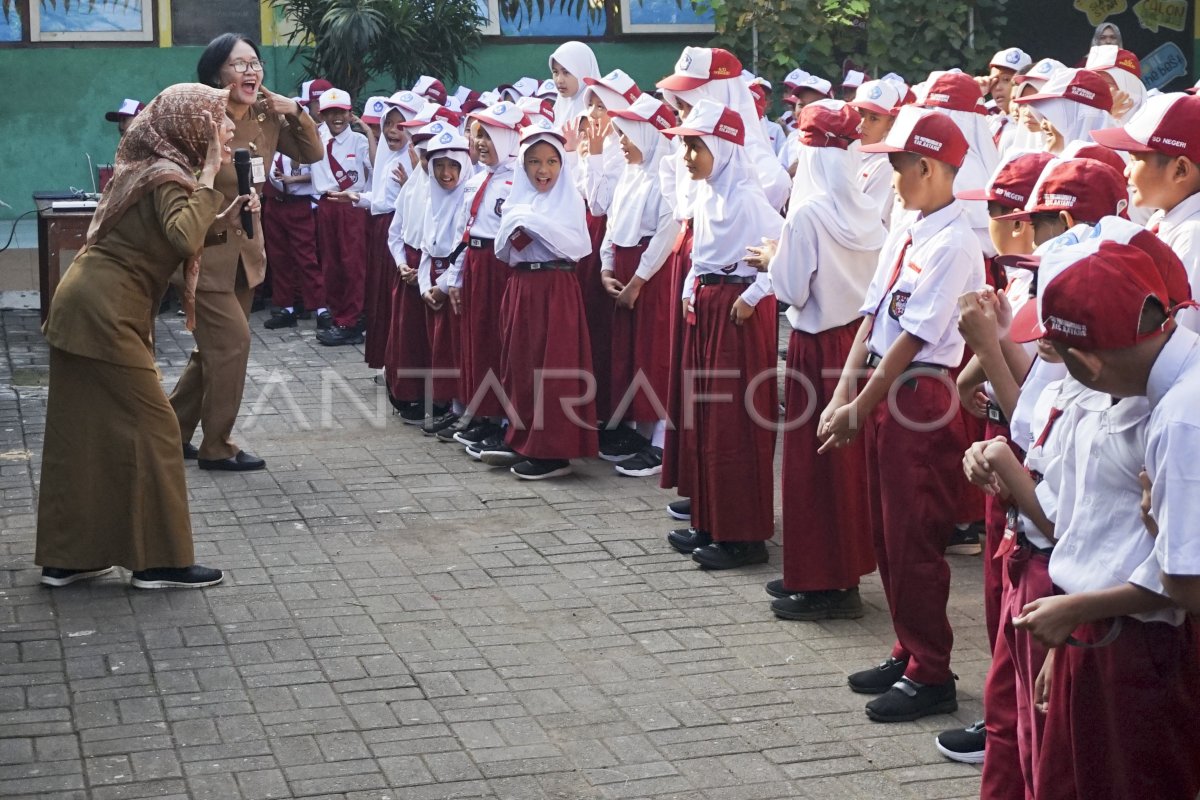 Hari pertama masuk sekolah siswa SD di Batang | ANTARA Foto