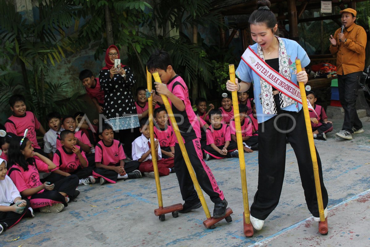 Permainan tradisional sambut Hari Anak Nasional di Surabaya | ANTARA Foto