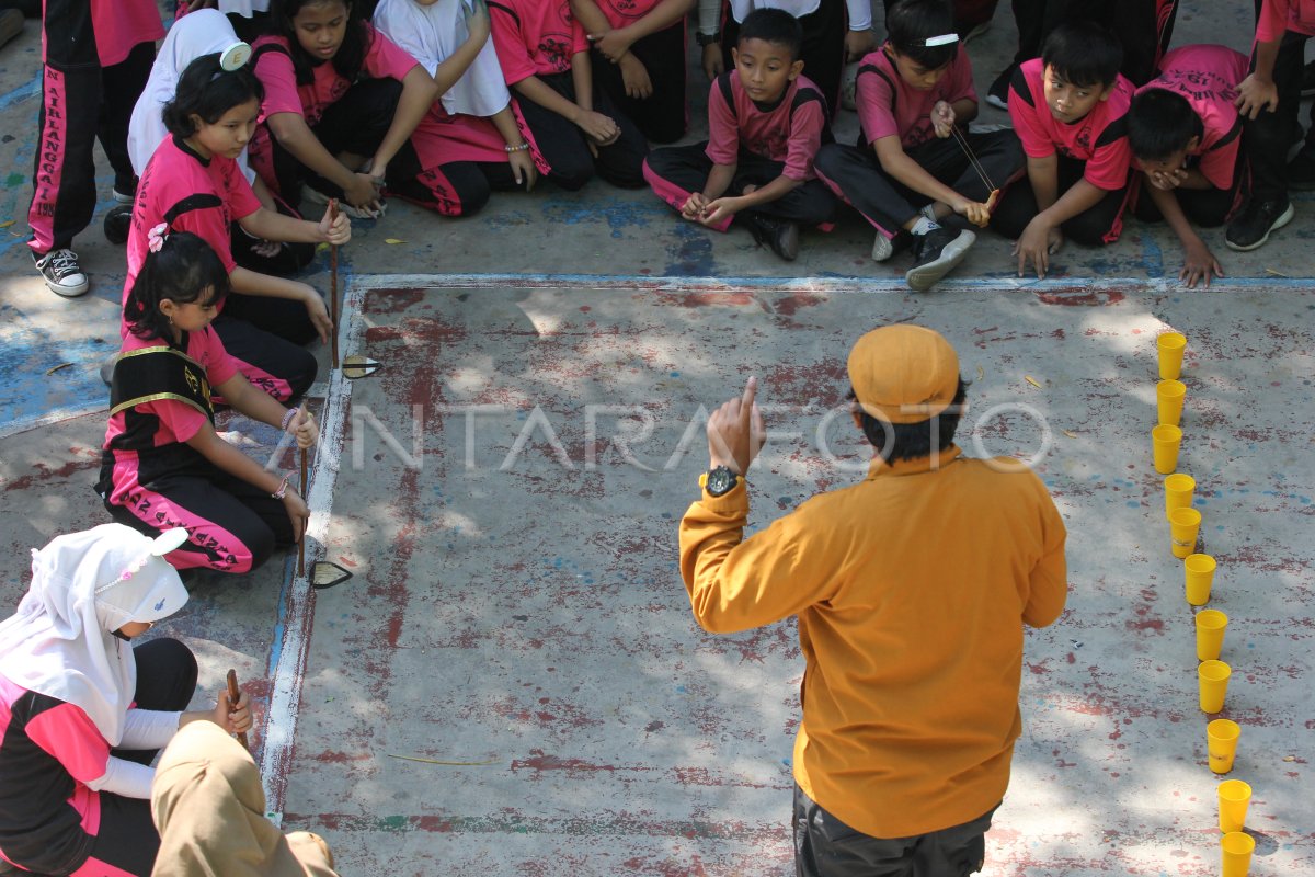 Permainan tradisional sambut Hari Anak Nasional di Surabaya | ANTARA Foto