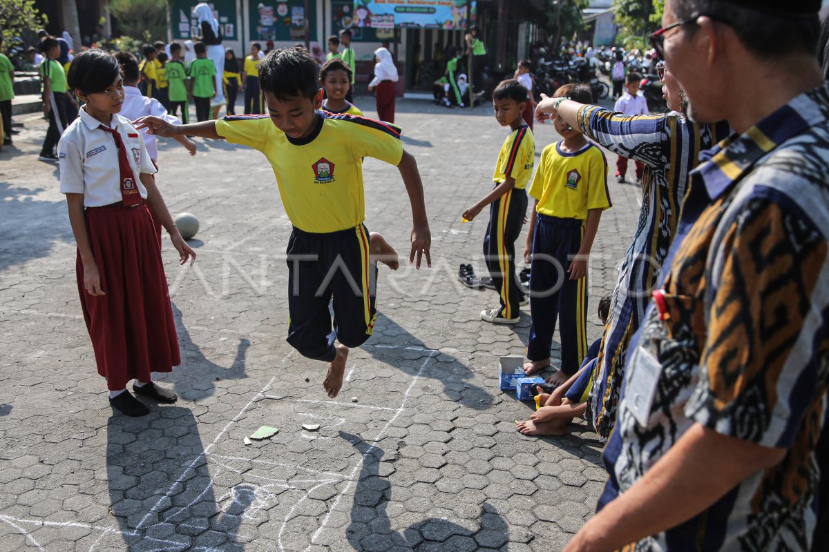 Permainan tradisional sambut Hari Anak Nasional di Semarang | ANTARA Foto