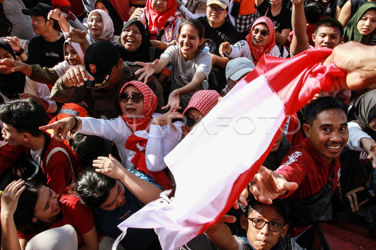 Gerakan pembagian bendera merah putih di Palangka Raya | ANTARA Foto