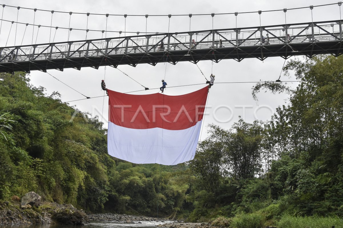 Pengibaran bendera merah putih di Jembatan Gantung Sungai Citanduy | ANTARA Foto