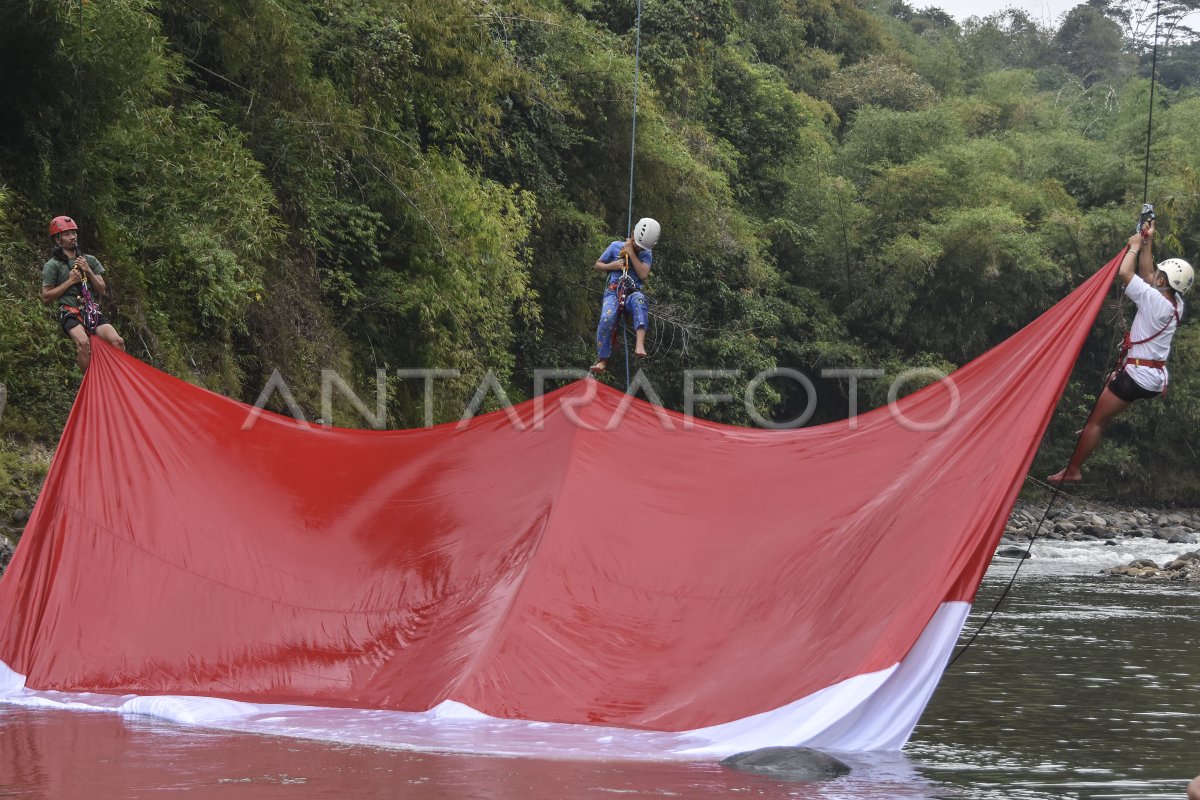 Pengibaran bendera merah putih di Jembatan Gantung Sungai Citanduy | ANTARA Foto