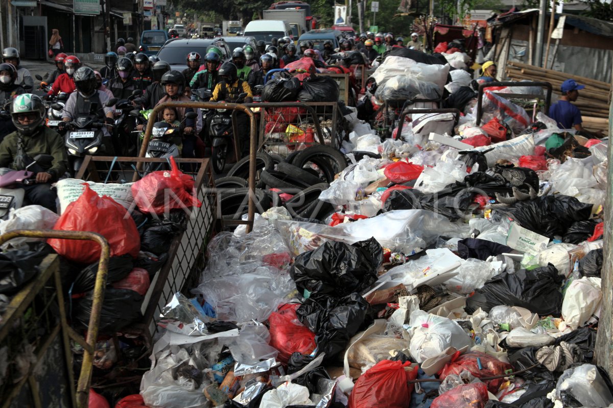 Tumpukan sampah pinggir jalan di Depok | ANTARA Foto Tumpukan sampah pinggir jalan di Depok | ANTARA Foto