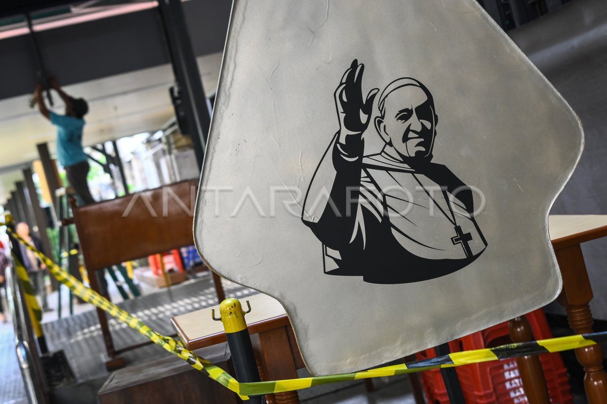 Dekorasi penyambutan Paus Fransiskus di Gereja Katedral Jakarta ... Dekorasi penyambutan Paus Fransiskus di Gereja Katedral Jakarta ...