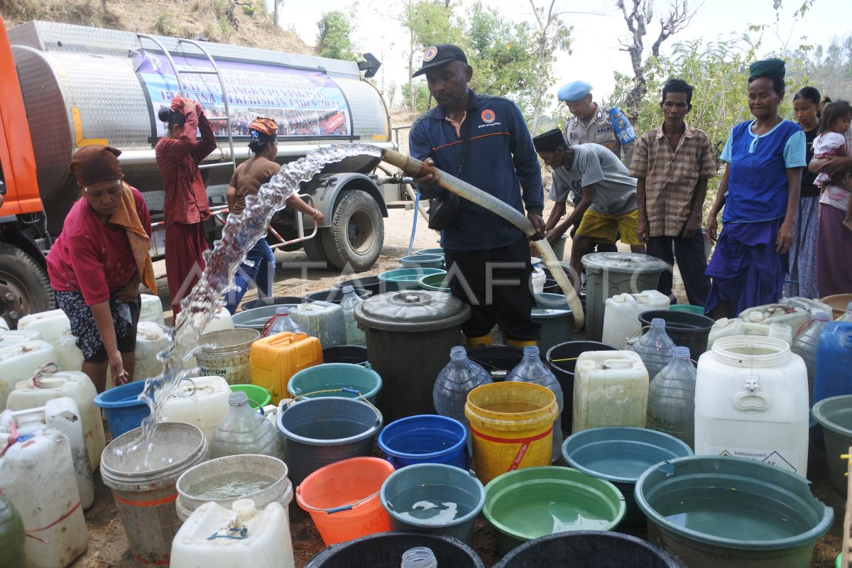 BPBD Situbondo distribusikan air bersih untuk warga | ANTARA Foto