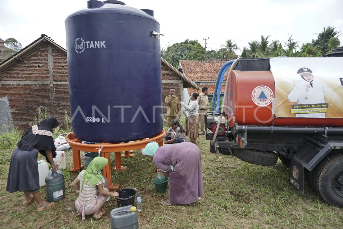 Bantuan air bersih untuk warga terdampak kekeringan di Batang | ANTARA Foto