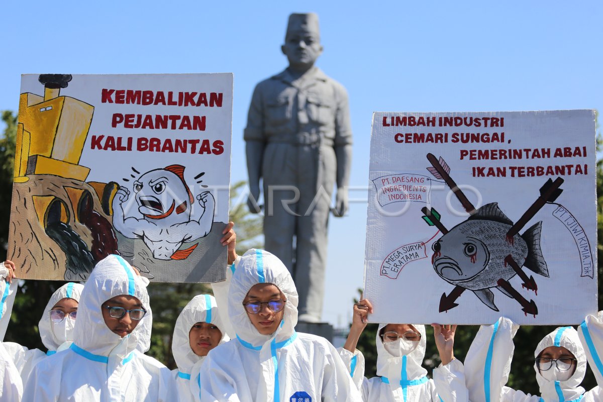 Aksi aktivis lingkungan hidup di Surabaya | ANTARA Foto Aksi aktivis lingkungan hidup di Surabaya | ANTARA Foto